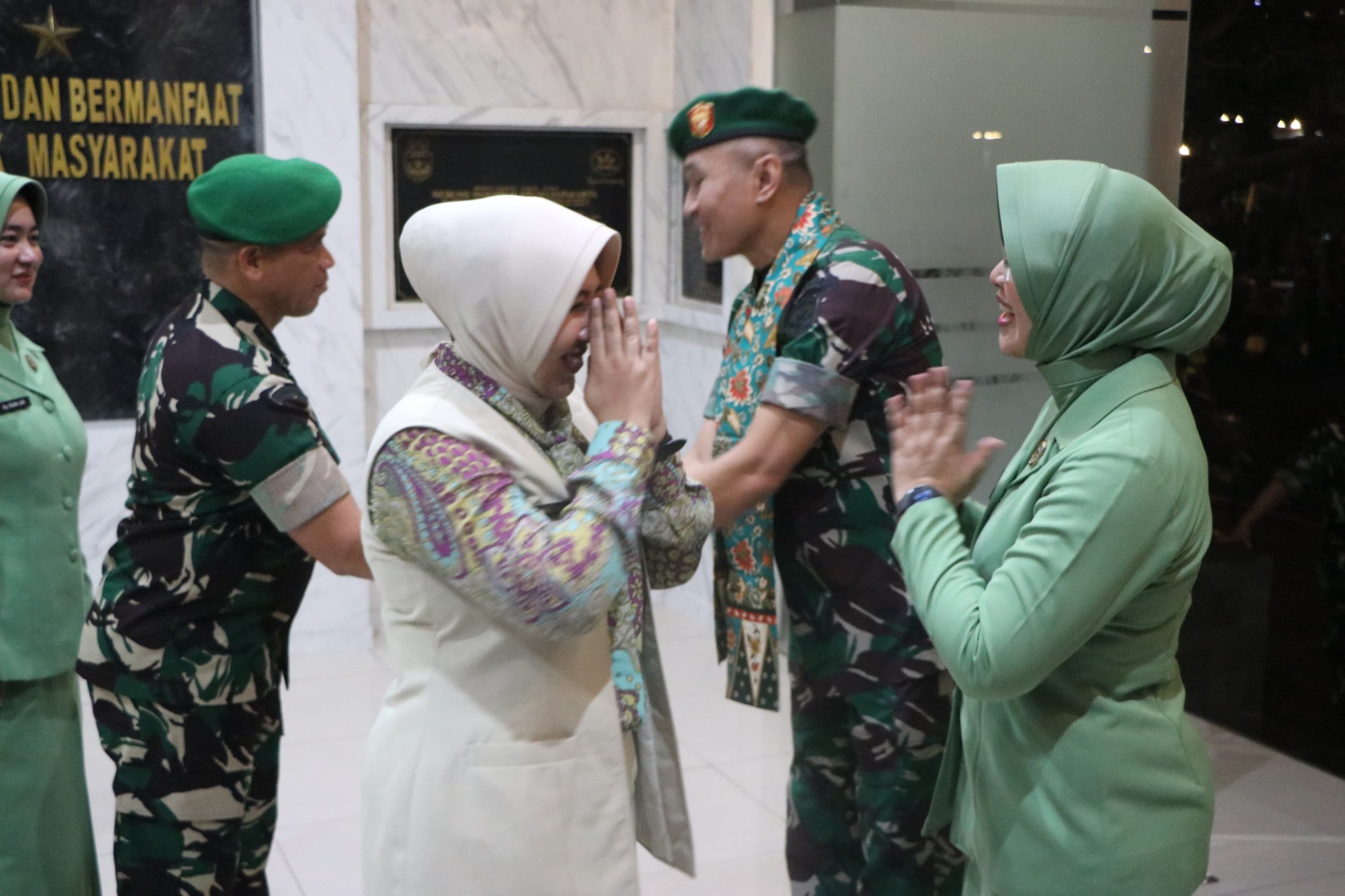 Tradisi Khas Korem 051/Wijayakarta Sambut Kepemimpinan Baru - Riau Zone